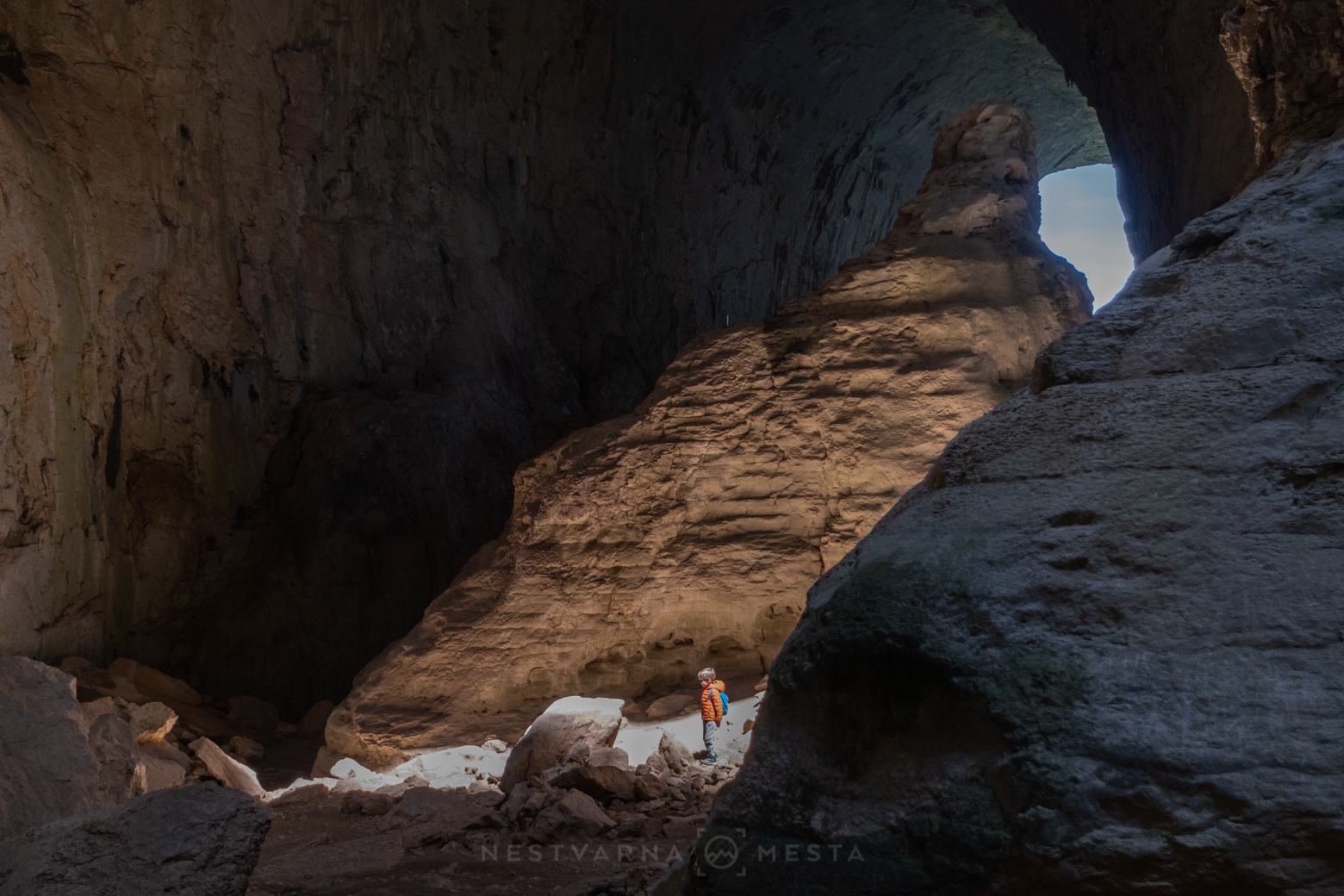 Проходна и Деветашка пещера. – NESTVARNA MESTA.