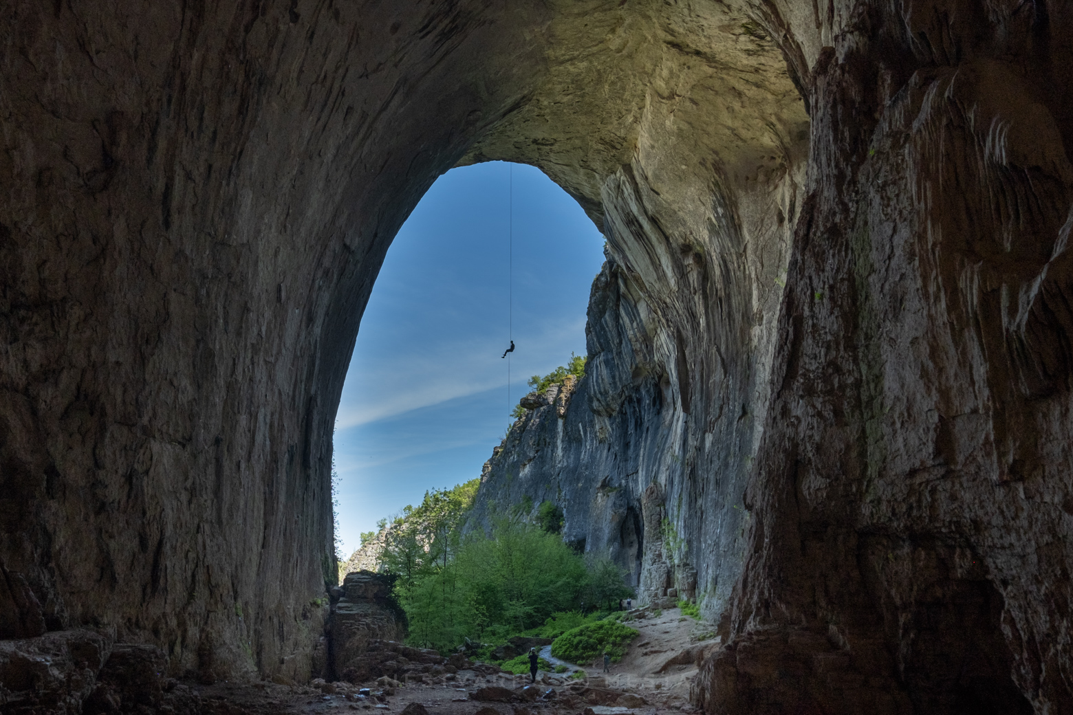 Проходна и Деветашка пещера. – NESTVARNA MESTA.